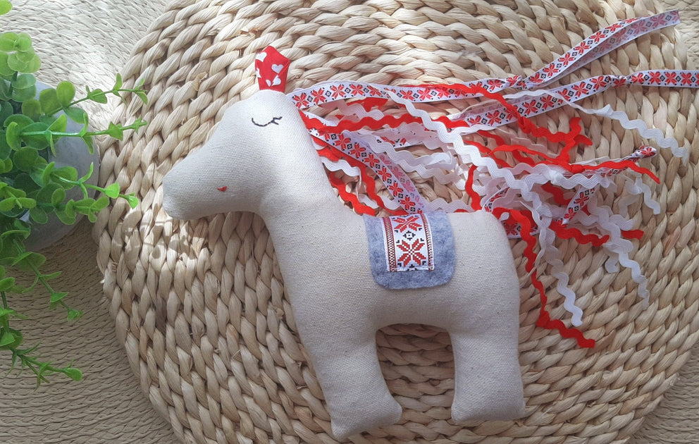 Calut cu coama inspirata din cusaturile traditionale romanesti ...