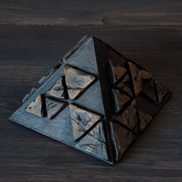 Piramida decorativa TRIANGLES OF BETRAYAL - Ghortin | IARMAROC.com