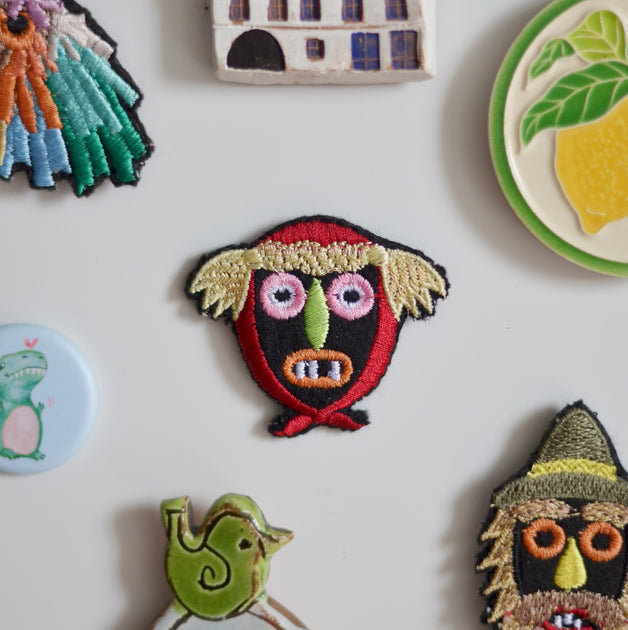 Magnet - Mască Baba Cloanța, Batic Roșu - Brodal | IARMAROC.com