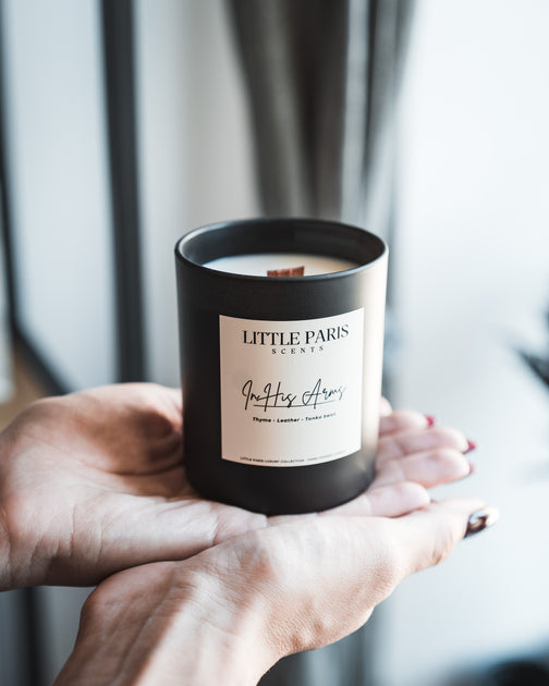 Lumanare parfumata - IN HIS ARMS - PIELE • CIMBRU • BOABE DE TONKA ...