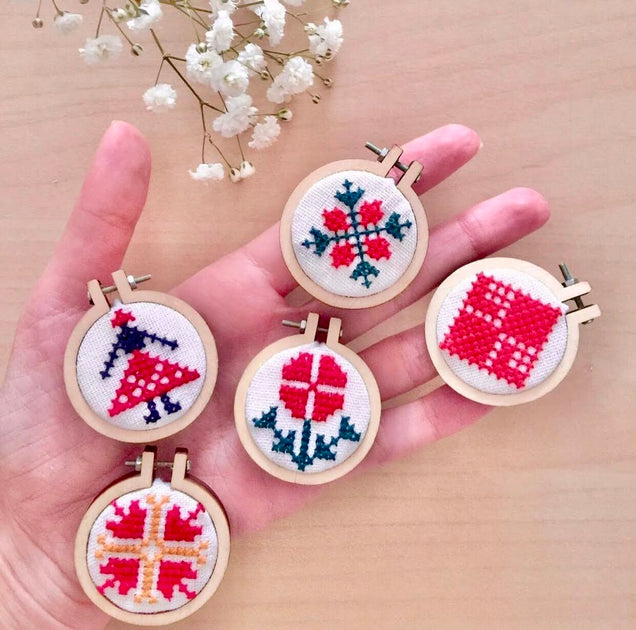 SET 10 martisoare cu motiv/simbol traditional romanesc MIX MODELE ...