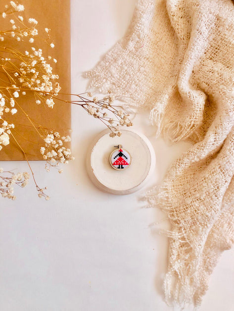 Martisor handmade cu motiv/simbol traditional romanesc ROMANDRA ...